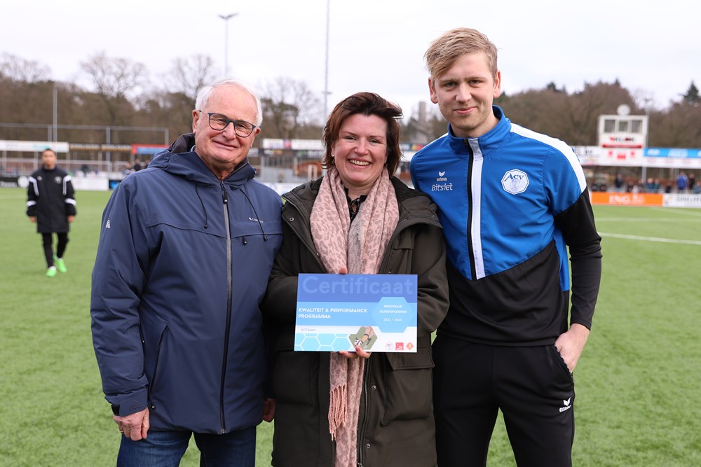 Foppe de Haan reikt certificaat Regionale Jeugdopleiding uit aan ACV ...