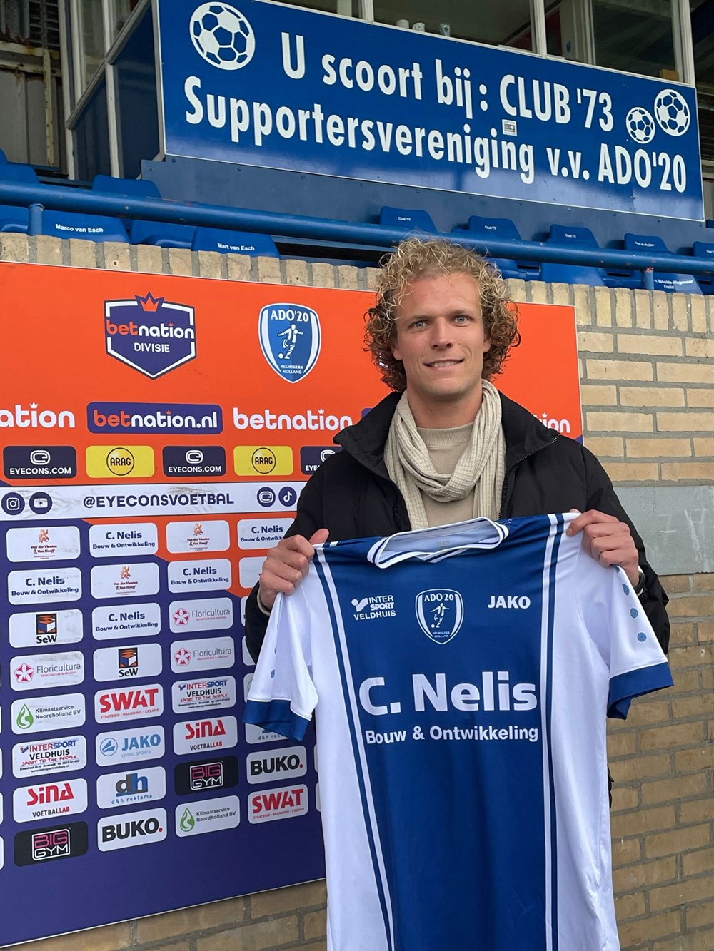 Daan Siegerist herenigd met zijn trainer uit de jeugd. - ADO'20