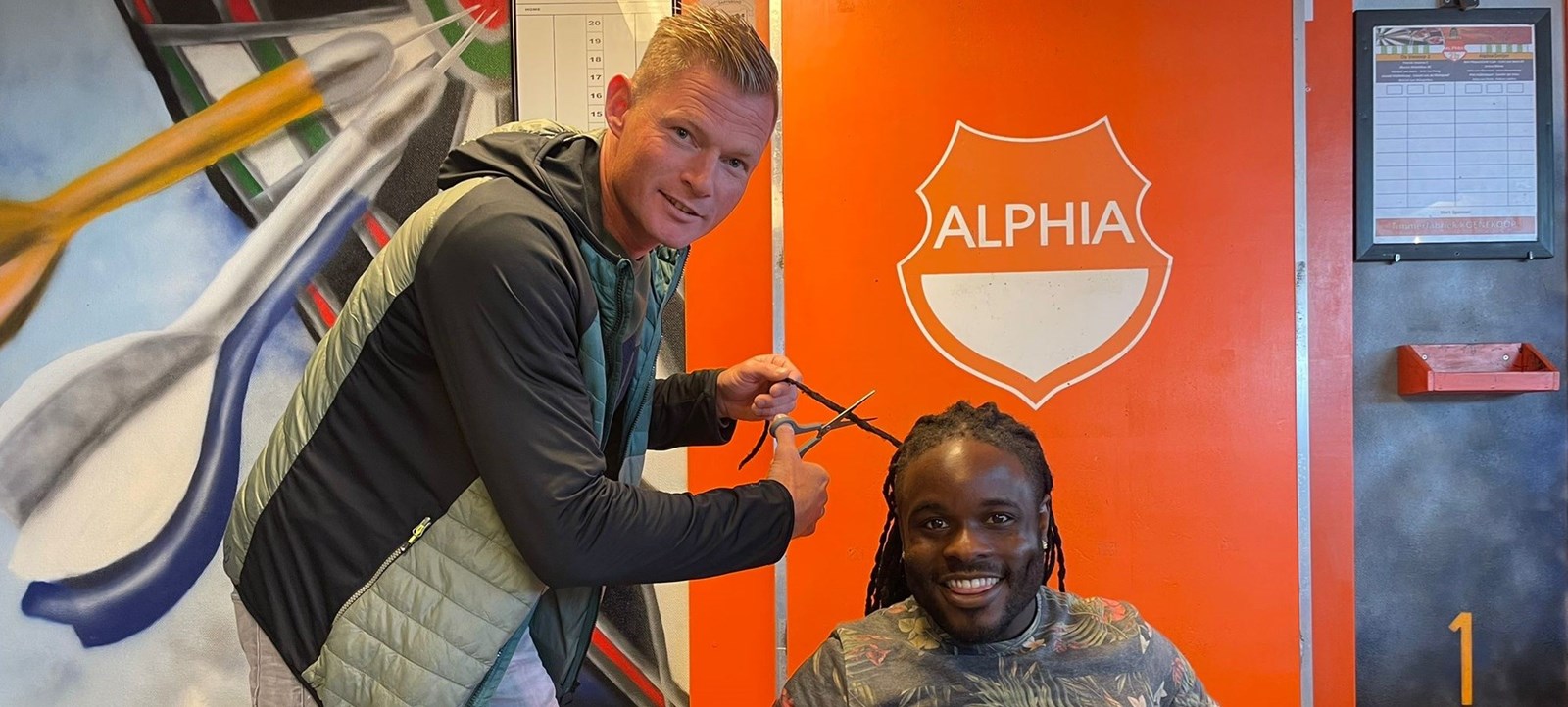 Mark van Munsteren krijgt zijn stukje haar van Dion Duurham - v.v. Alphia