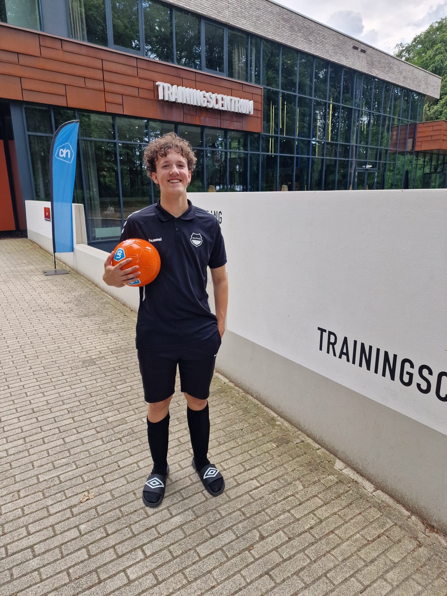 Jeri van Miltenburg ballenjongen bij Nederland - IJsland - v.v. Alphia