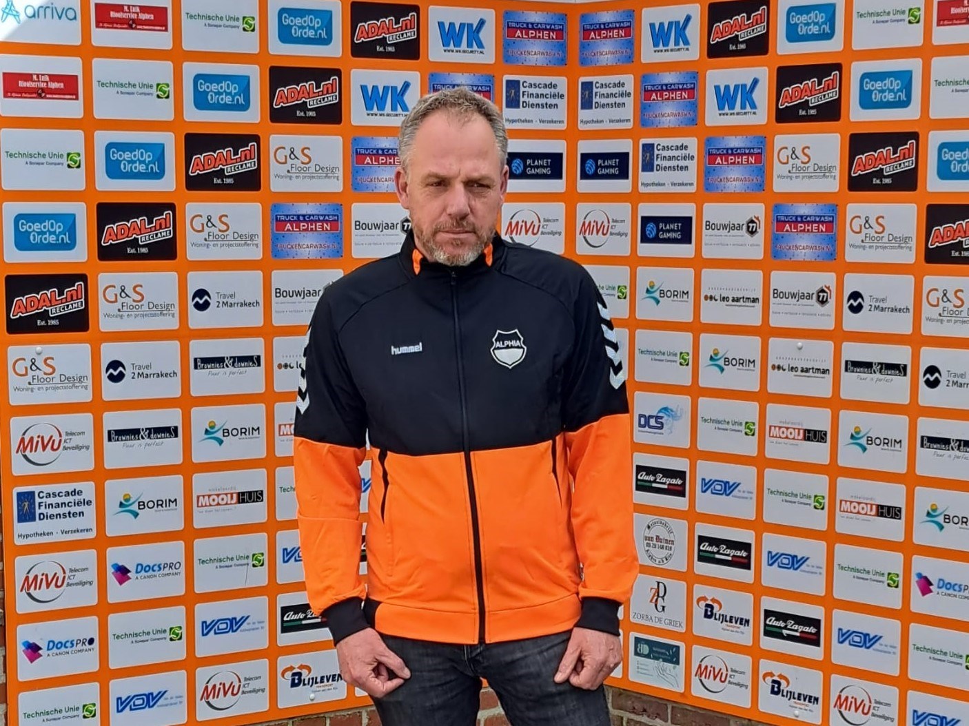 Peter van Holstein trainer JO17-1 seizoen 2025-2026 - v.v. Alphia