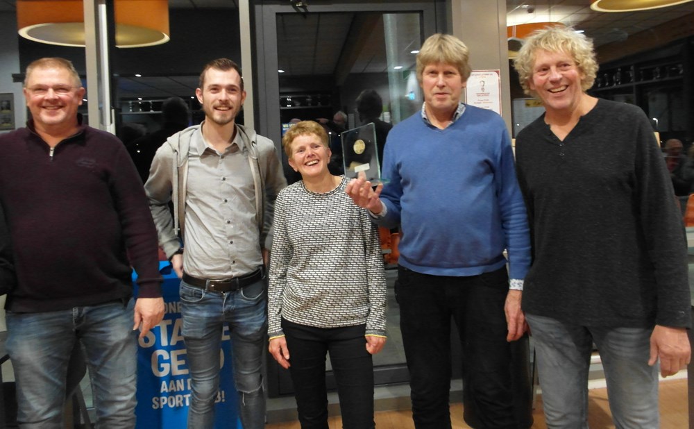 Familie Van Tol wint 39e familie-klaverjastoernooi - Altior