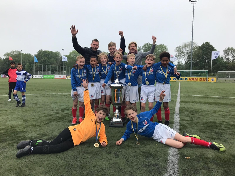 BFC JO 10 wint de Mike van Duinen Cup! - Bussumse Football Club