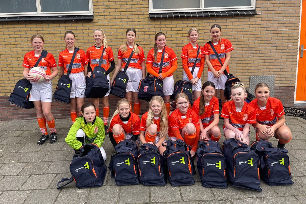 Nieuwe tassen voor SC Berlikum MO13-1 dankzij Groendijk Aannemersbedrijf - SC Berlikum