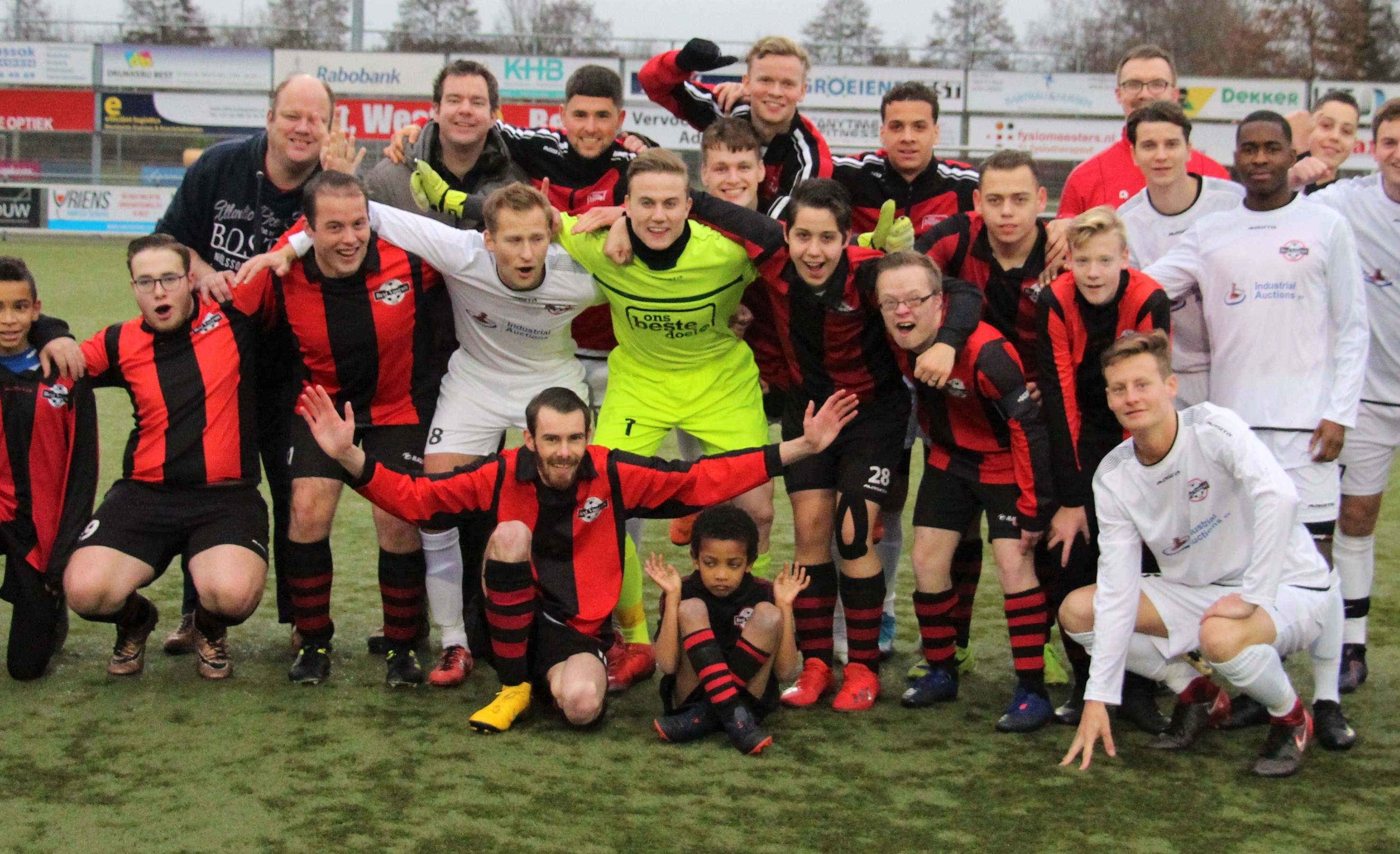 Traditionele nieuwjaarswedstrijd Best Vooruit G-team vs Eerste Elftal ...