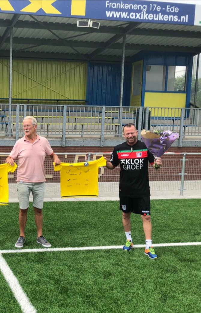 Afscheid van jeugdtrainer Edwin van den Boogaard. - Blauw Geel '55