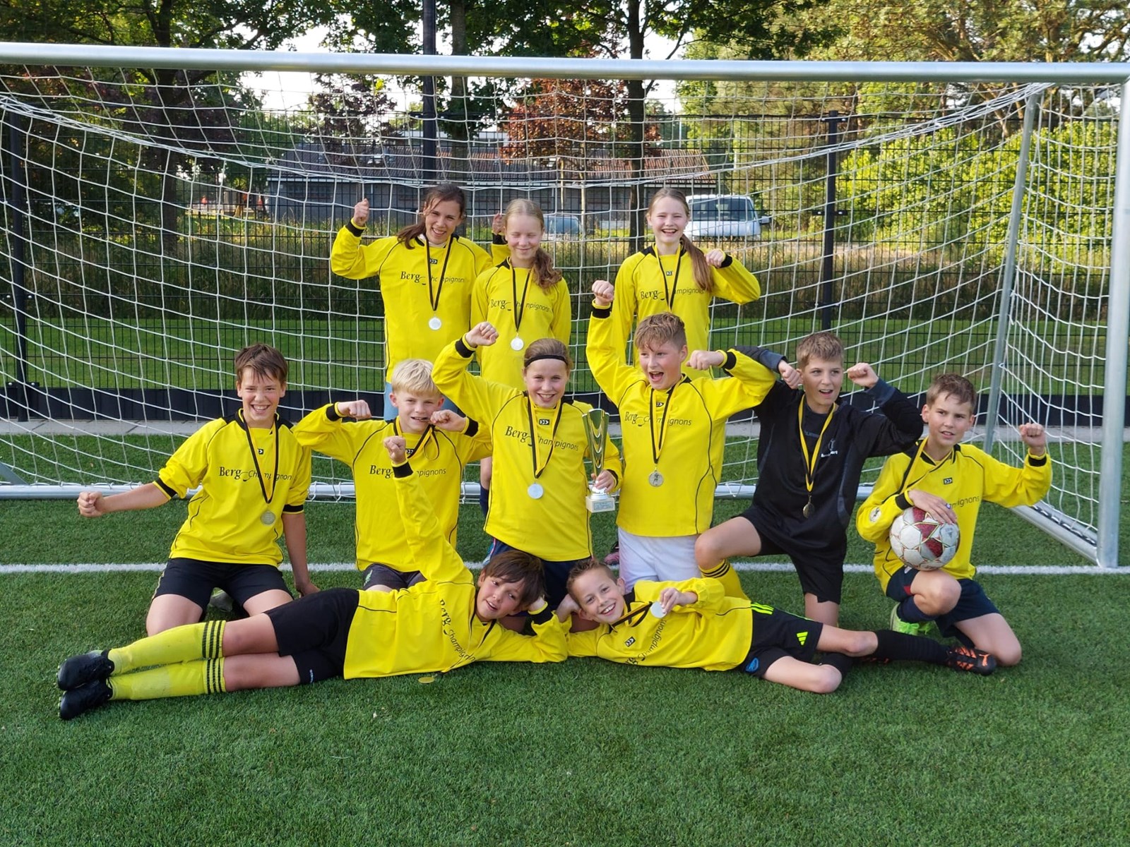 Boekel Sport JO12-2 kampioen 4e fase, JO10-3, JO10-2, JO9-3 en JO9-2 alles gewonnen! - v.v ...