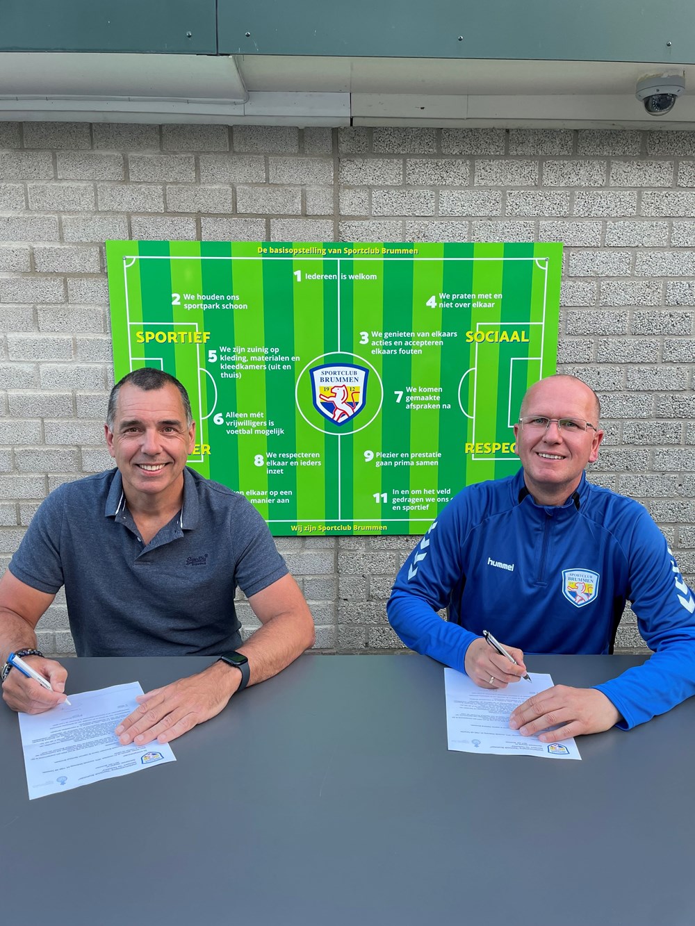 Nieuwe trainers selectie tekenen contract - Sportclub Brummen