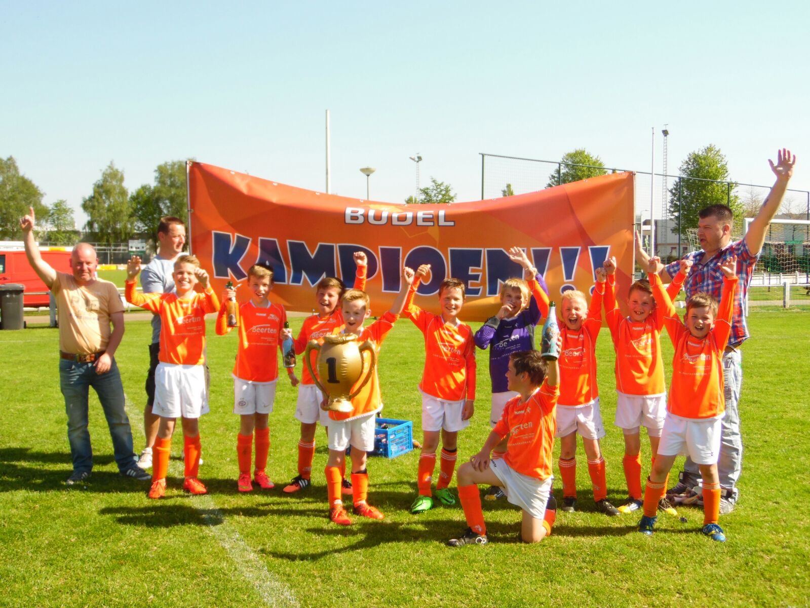 sv Budel E5 is kampioen in de 2e klasse 408 - Budel