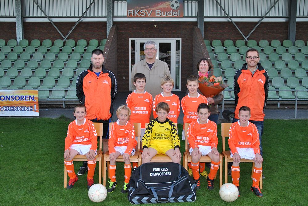 Edie Kees Diervoeders sponsort sv Budel E7 - Budel