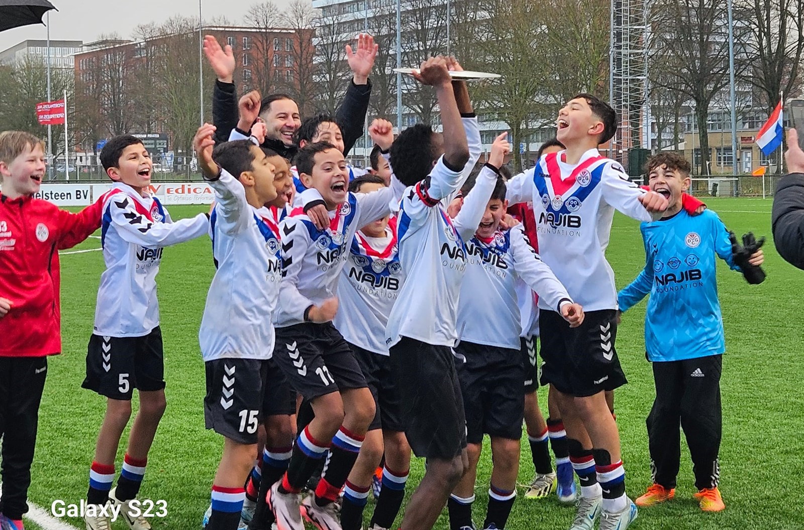 Een ode aan Abdelhak Nouri: JO13-1 laat DCG stralen - rksv DCG