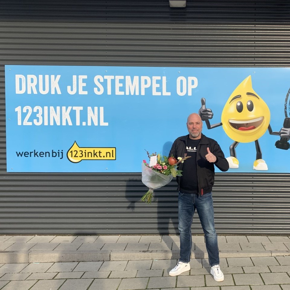 123inkt.nl op voorkant kleedkamergebouw van voetbalvereniging DOVO ...