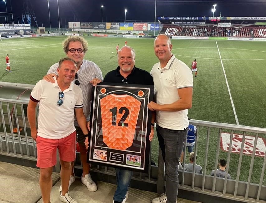 Hoofdsponsors DOVO schenken Van Basten shirt aan voetbalvereniging DOVO ...