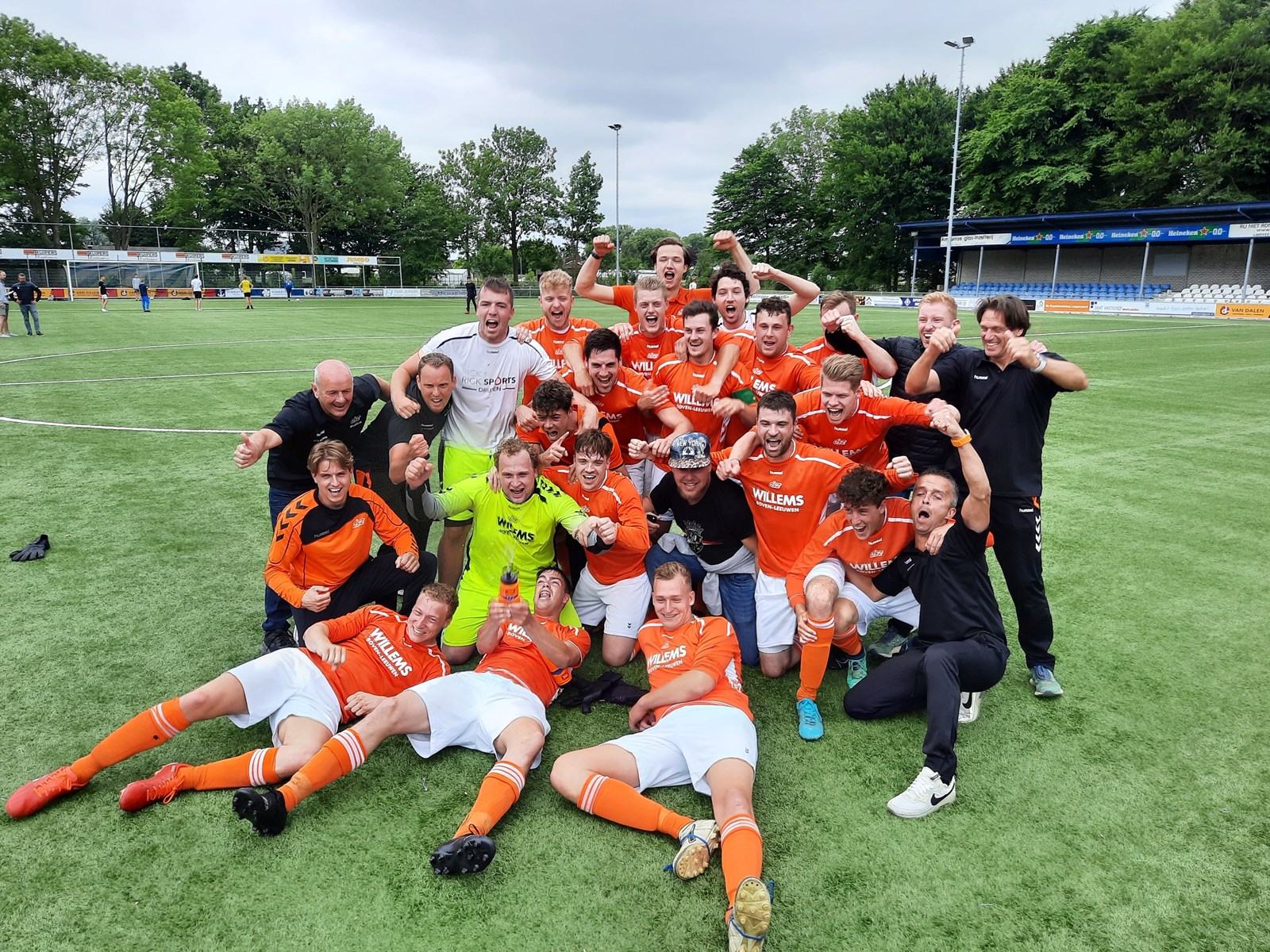 DSZ neemt afscheid van derde klasse én spelers en trainer. - DSZ