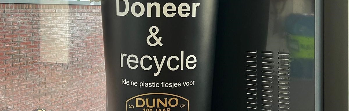 'Doneer en recycle', reuzenfles wijst je er op - HSV DUNO