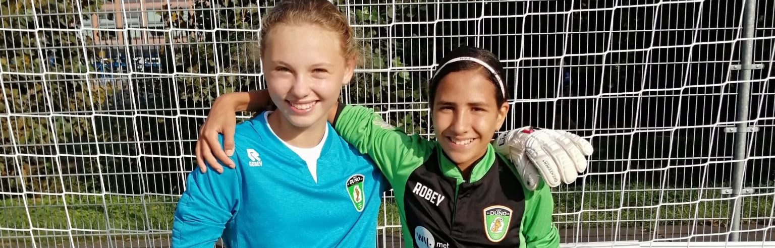 Lieke en Ouiam uit JO13-1 vallen op bij ADO Den Haag - HSV DUNO