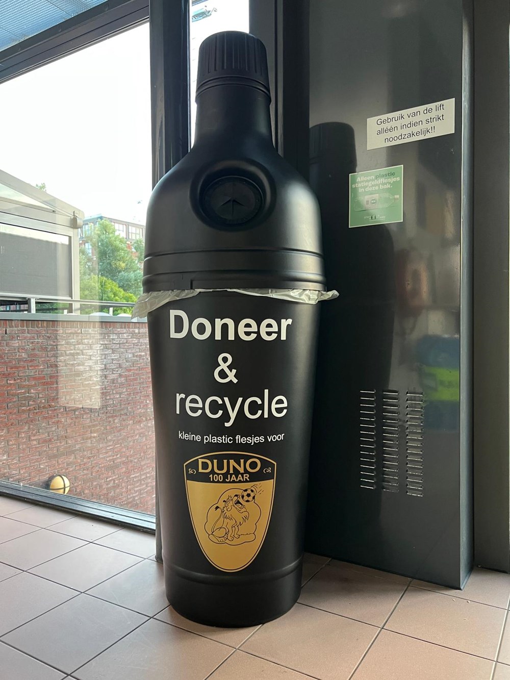 'Doneer en recycle', reuzenfles wijst je er op - HSV DUNO