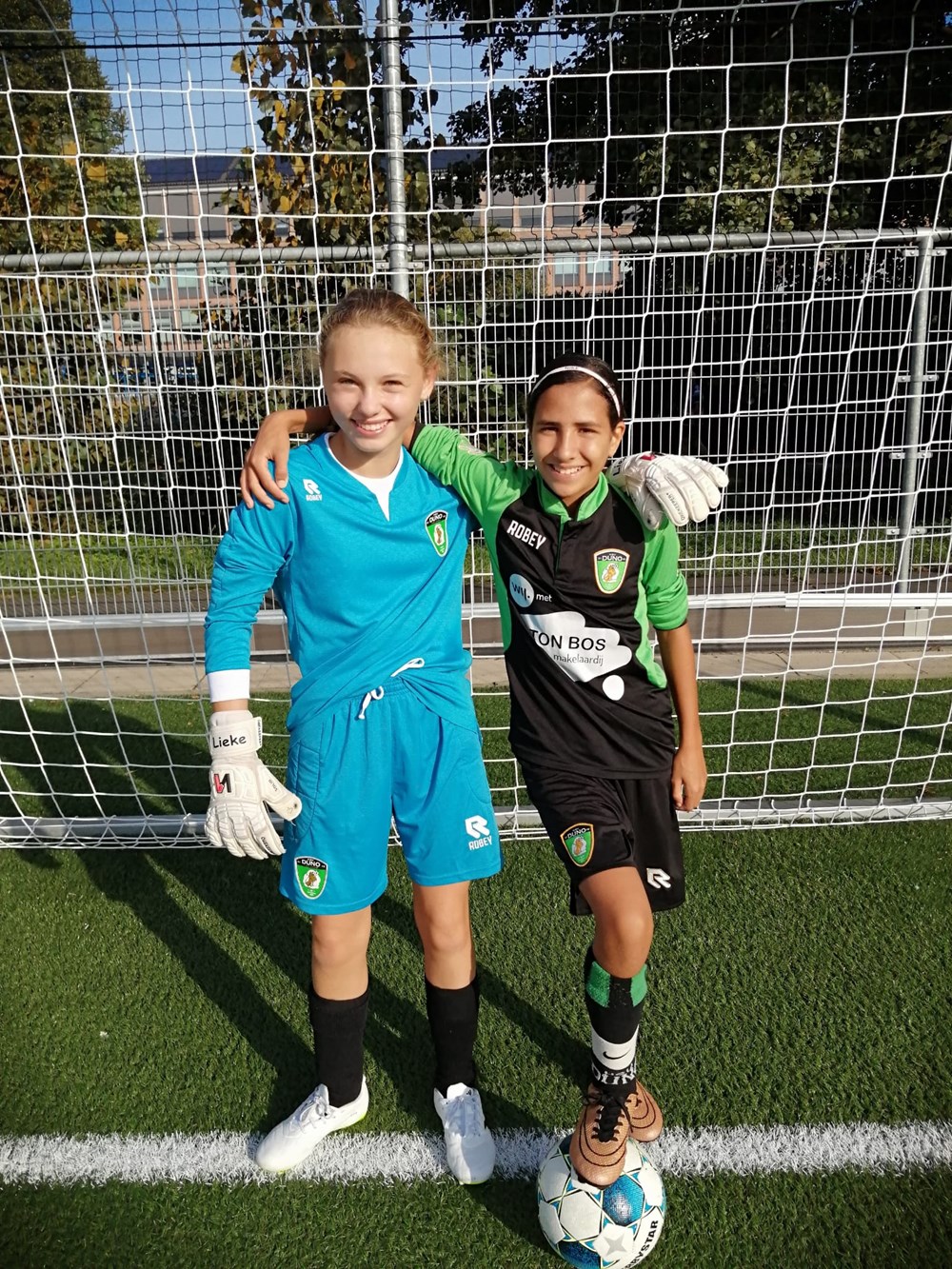 Lieke en Ouiam uit JO13-1 vallen op bij ADO Den Haag - HSV DUNO