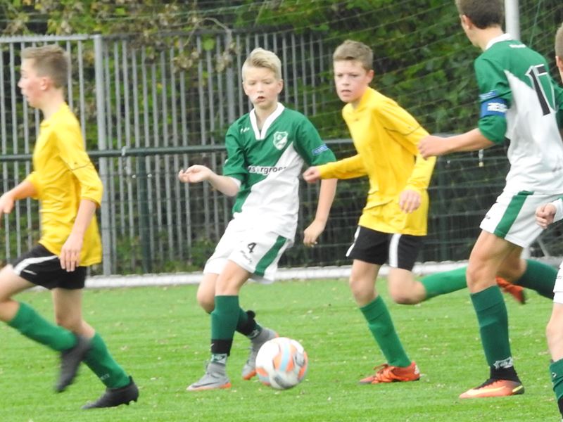 foto verslag Heerenveense Boys JO15-4 - DWP JO15-1 - vv DWP