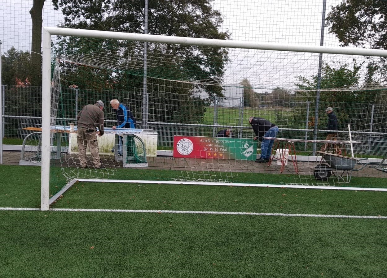 Nieuwe en aangepaste reclameborden bij DWP - vv DWP