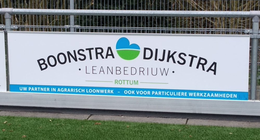 Drietal nieuwe reclameborden rondom hoofdveld - vv DWP