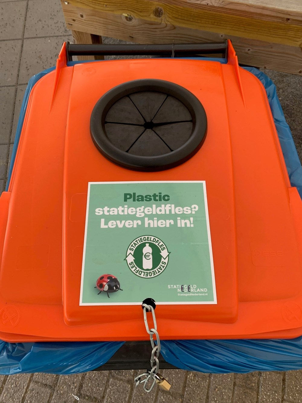 Speciale containers voor plastic statiegeldflesjes bij Drechtstreek ...