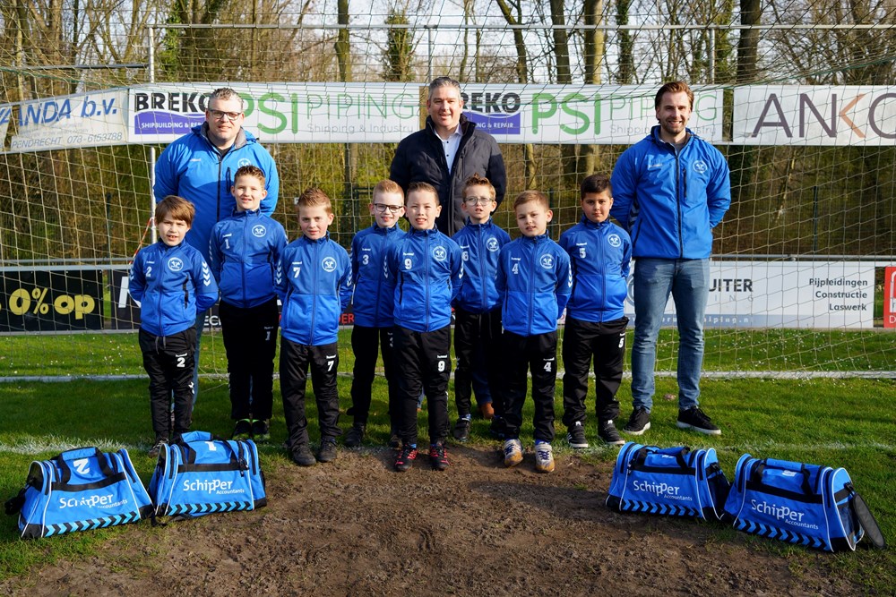 Nieuwe trainingspakken voor JO8-3 gesponsord door Schipper Accountants ...