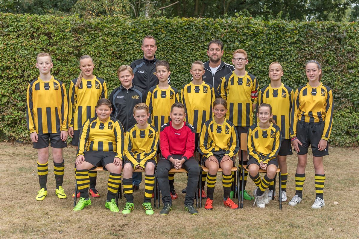 Oud profvoetballer Heini Otto traint woensdagavond DVS JO13-5 - DVS'33 ...