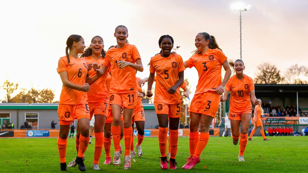 Nederland met Janey Joy v.d. Mije (nr 8) wint ruim van Tsjechië - HFC EDO