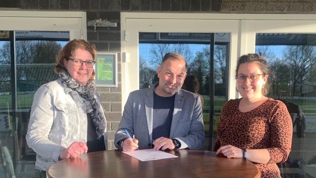 Roald Berkers zet handtekening onder nieuwe overeenkomst - Eindse Boys