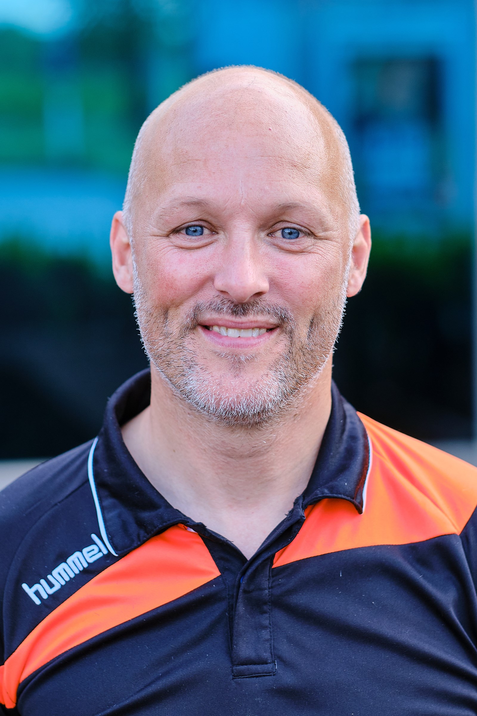 V.v. Emst en hoofdtrainer Jeroen de Vries na 3 seizoenen uit elkaar. - Emst