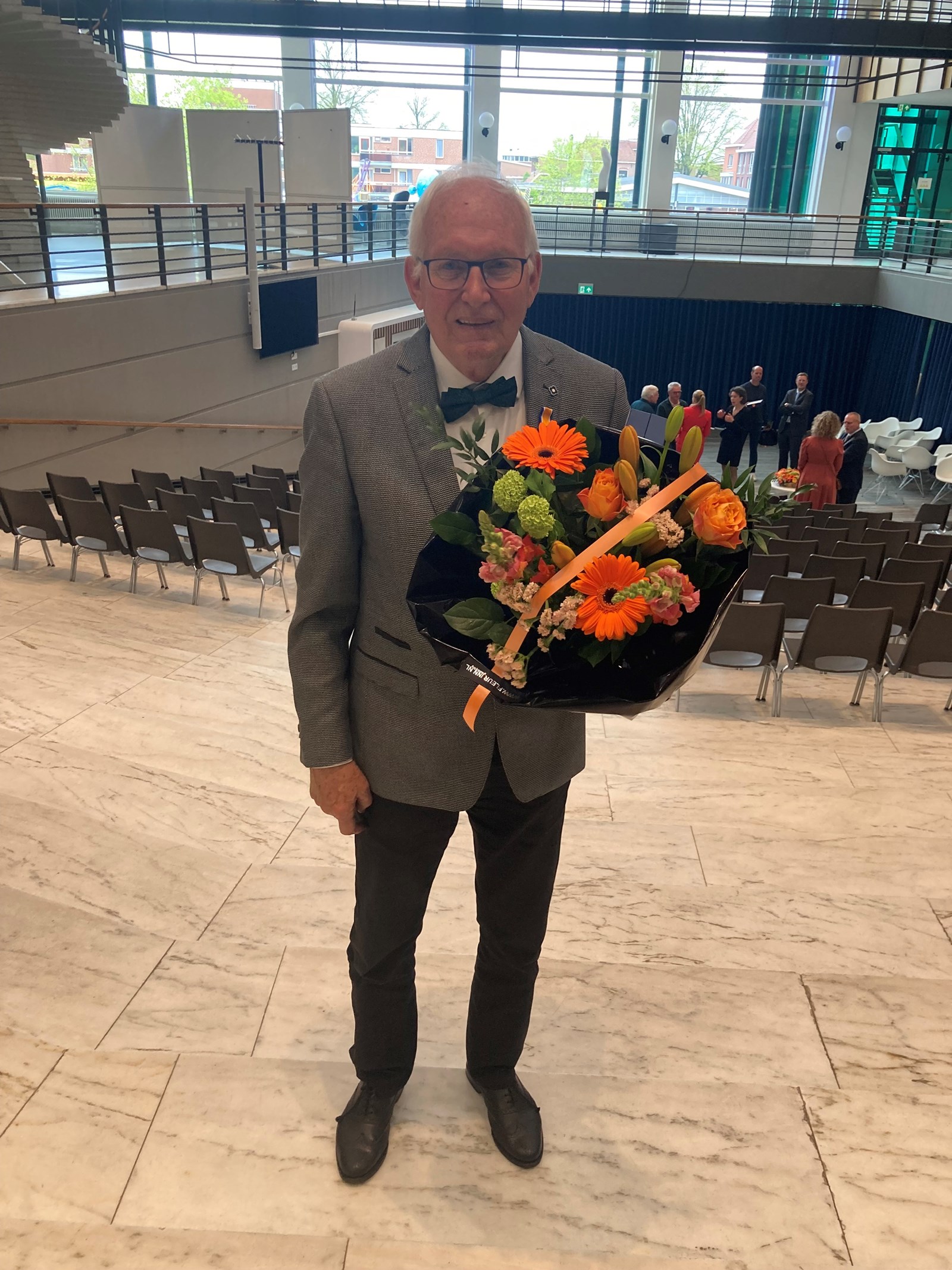 V.v. Emst feliciteert v.v Emst KNVB consul Wim Broekman met zijn ...