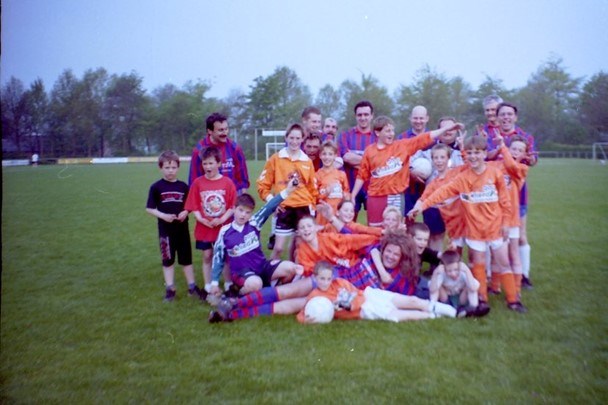 V.v. Emst 75 jaar: interview met oud profspeelster en oud VV Emst ...