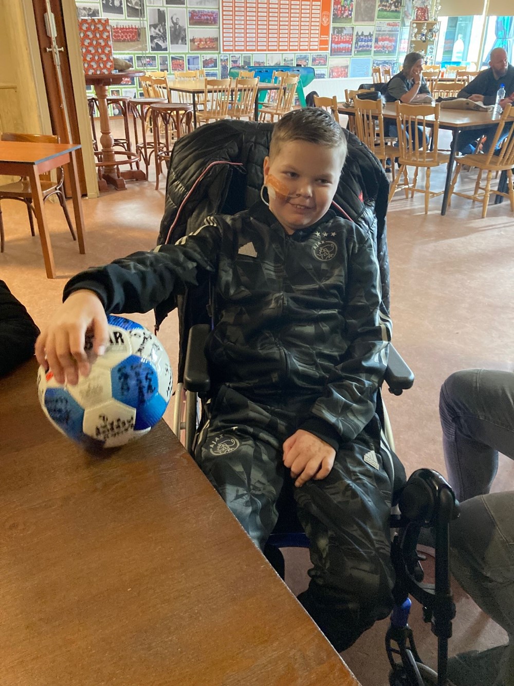 Milan van der Haar brengt onverwacht bezoekje aan zijn v.v. Emst JO12 - Emst