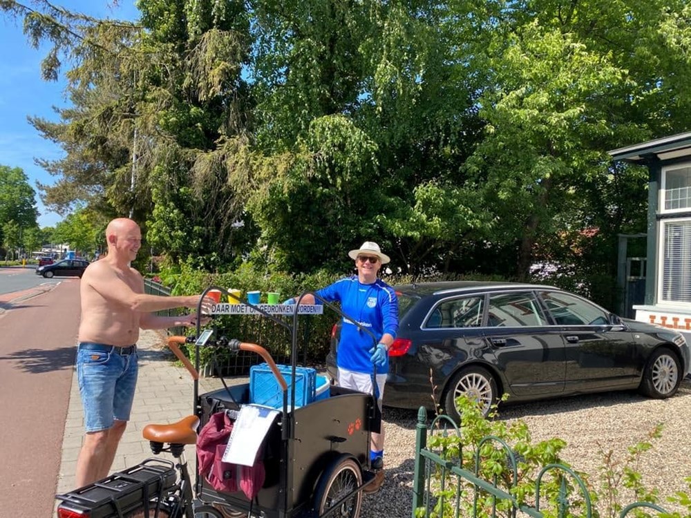 Jan Schot trakteert de Veteranen op aardbeien. - SV Epe