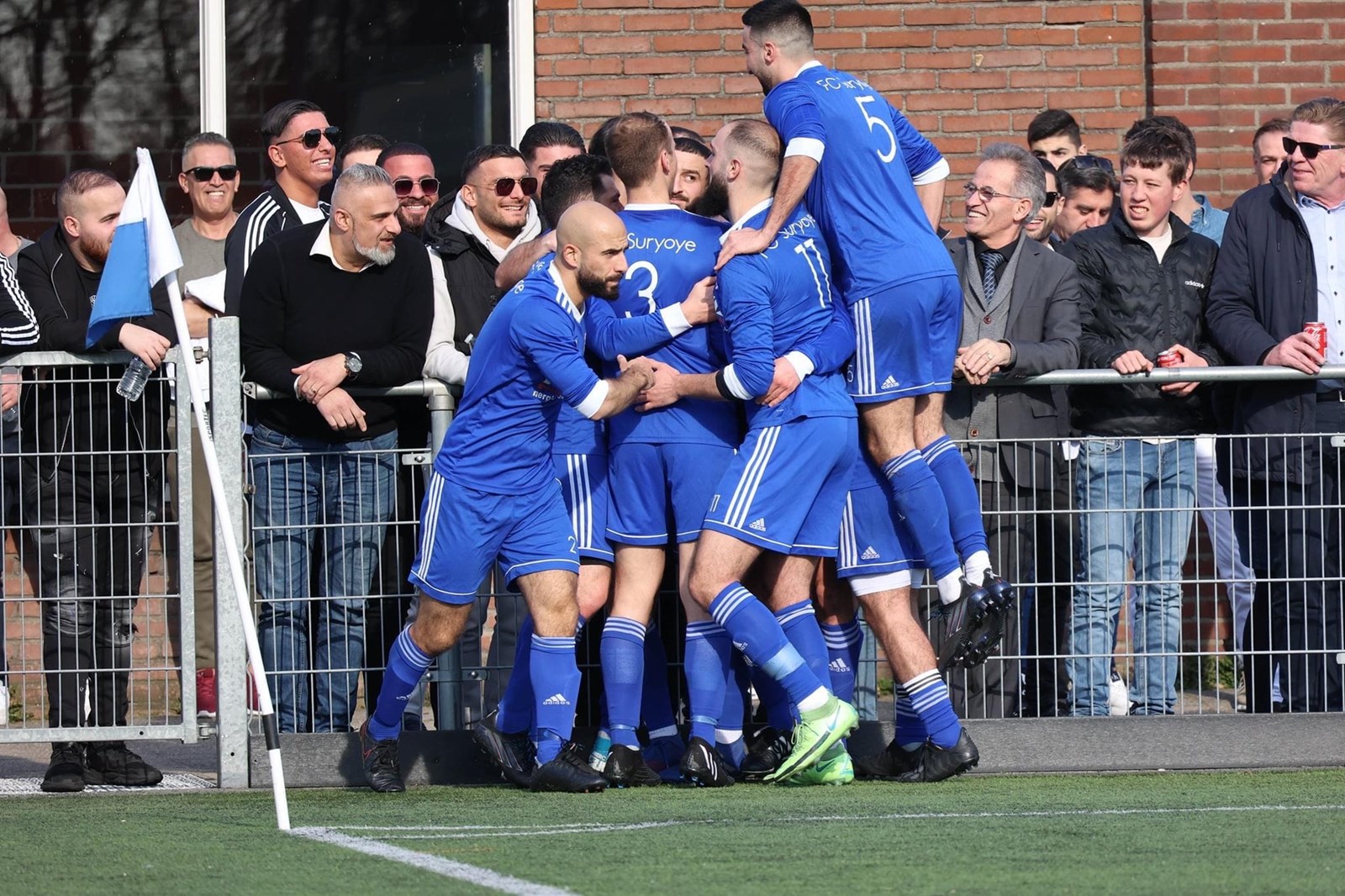 FC Suryoye wint voetbalfeest - FC Suryoye