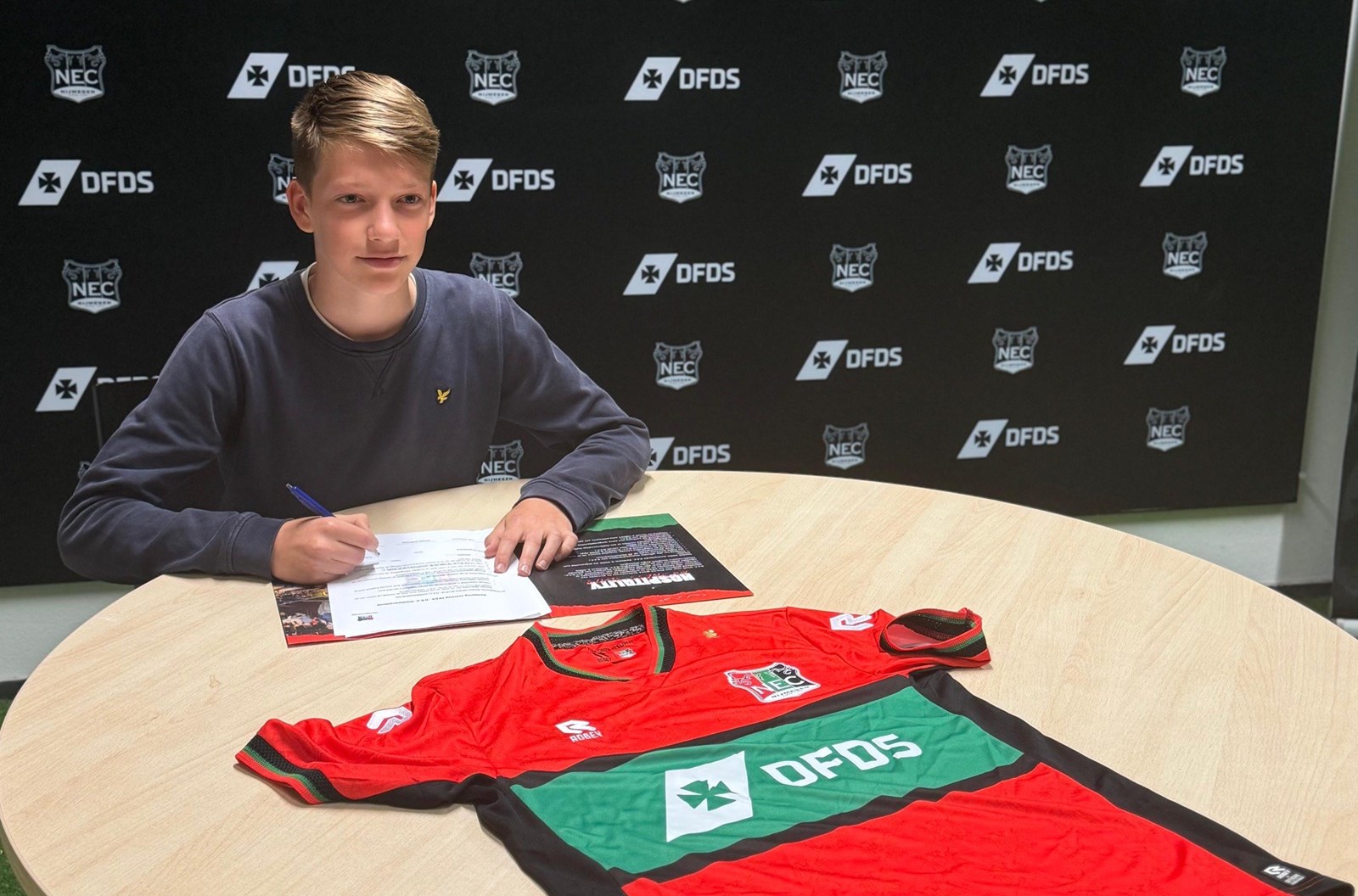 Thomas tekent bij NEC