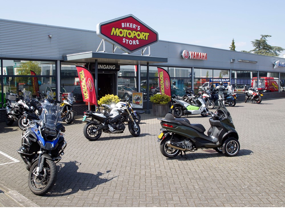MotoPort Wormerveer schenkt wedstrijdbal - SV Fortuna Wormerveer