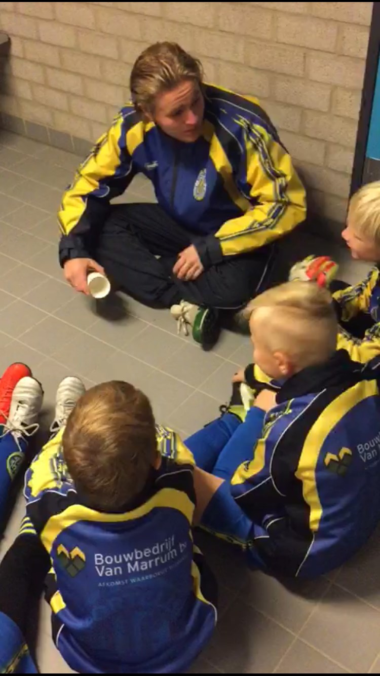 Prachtig! Trainer Niek Tiemersma van JO9-1 spreekt team toe via RAP ...
