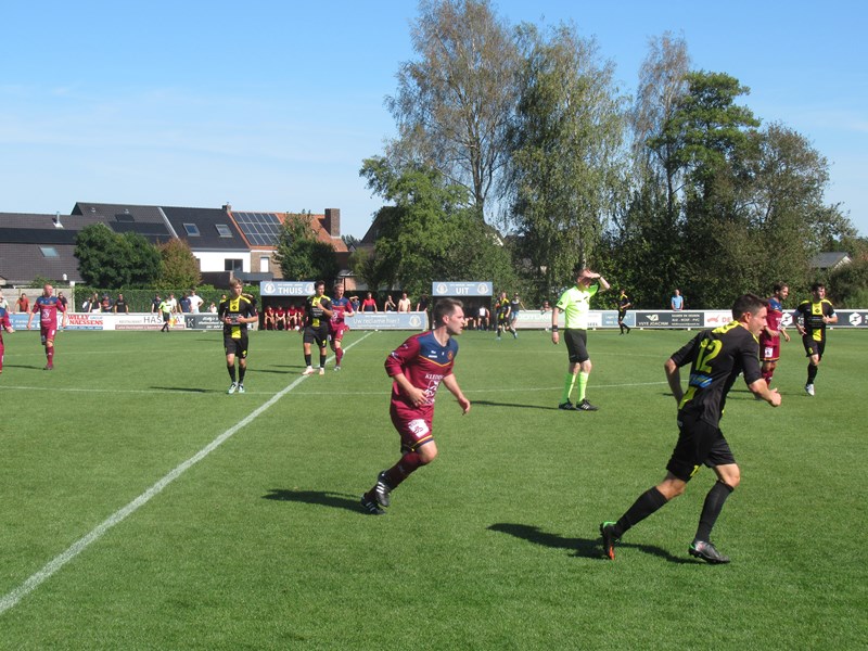 Geschenken uitdelen en dan op de tippen van onze voetbalschoenen moeten ...