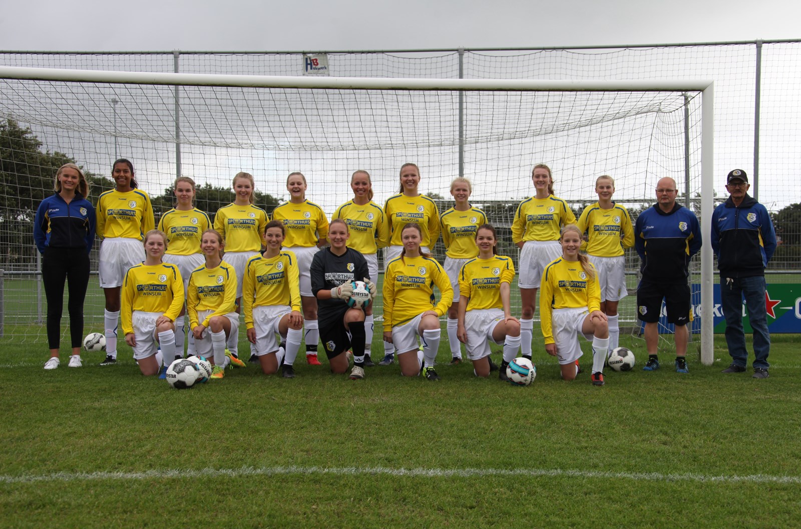 Geel Wit MO17 introduceert nieuw tenue - V.V. Geel Wit Ameland