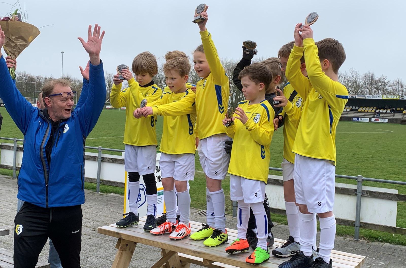 Geel Wit huldigt kampioen JO8-2 - V.V. Geel Wit Ameland