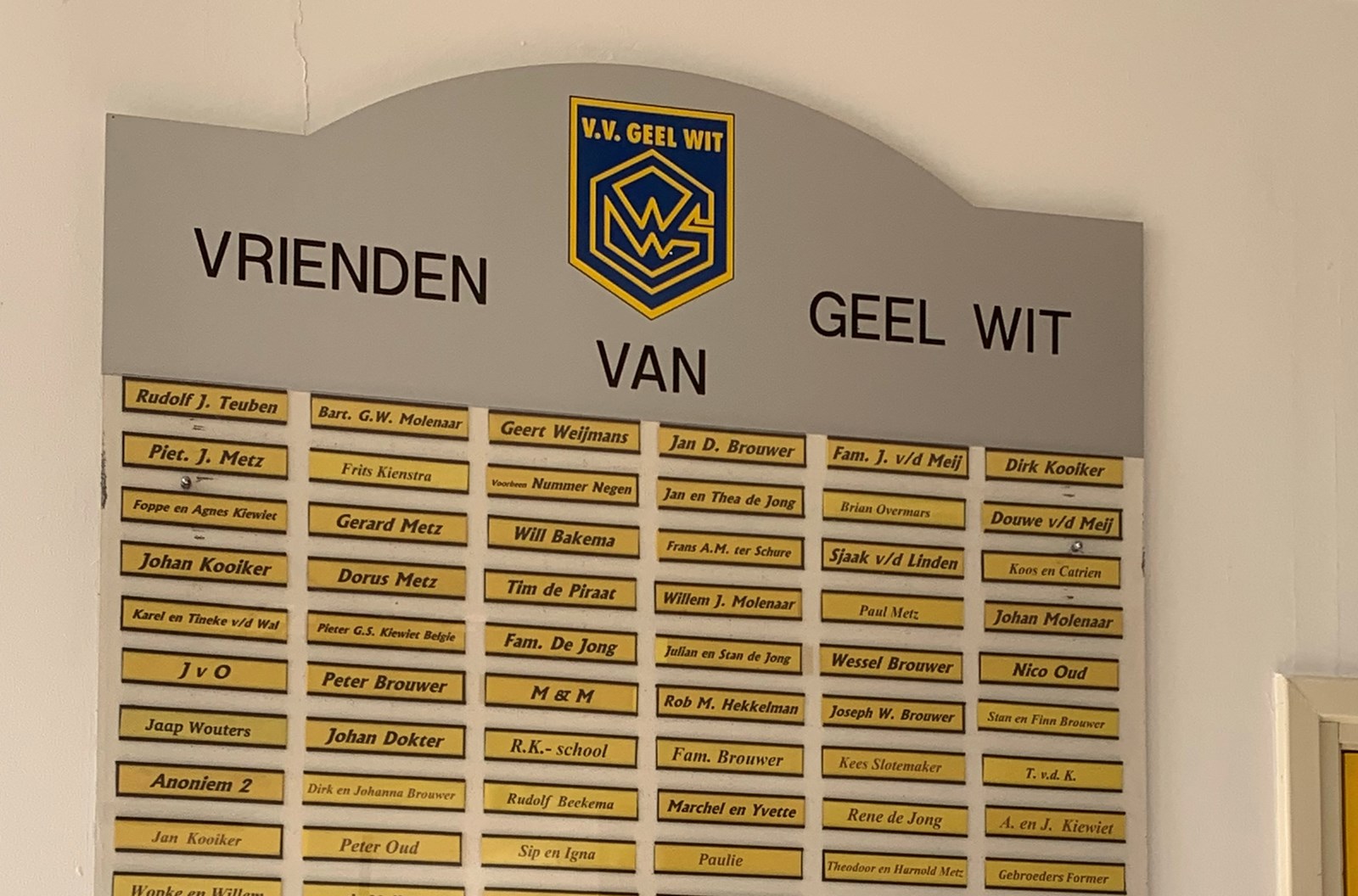 Zondag onthulling nieuw bord Vrienden van Geel Wit - V.V. Geel Wit Ameland