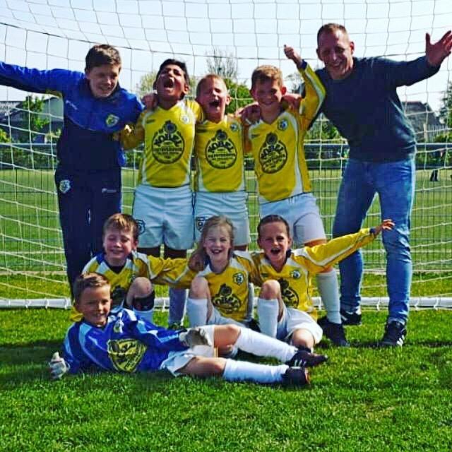 Geel Wit JO8-1 is kampioen - V.V. Geel Wit Ameland