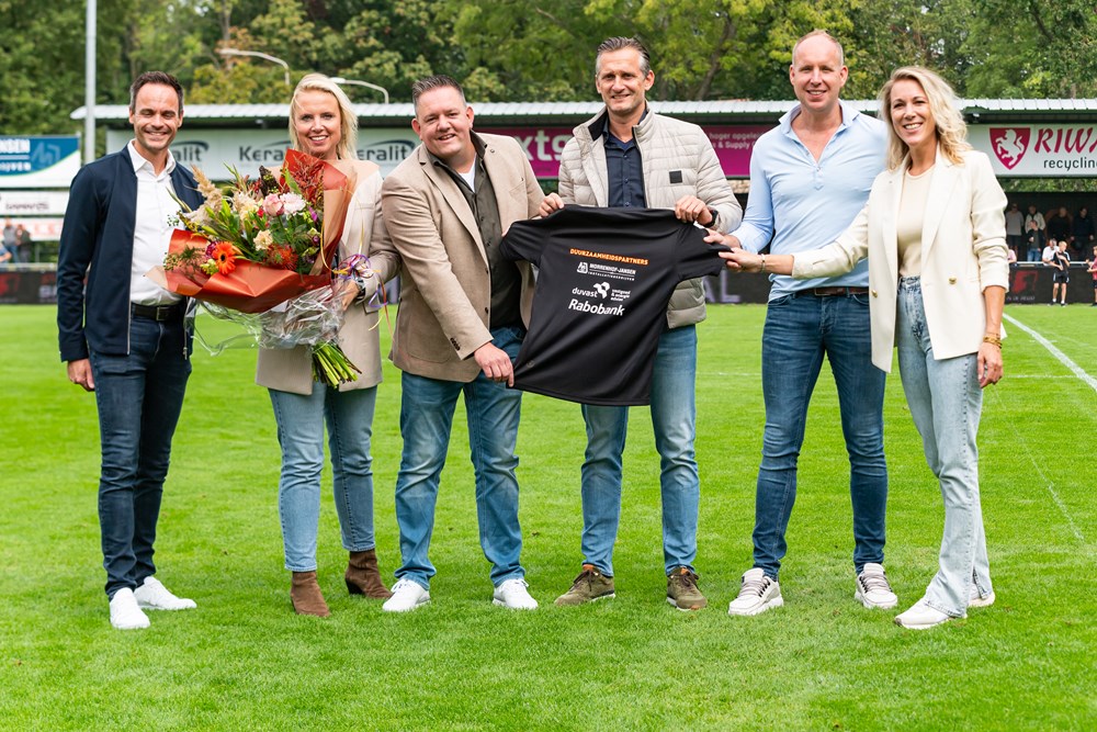 Jeugdteams HHC krijgen shirt van duurzaamheidspartners - HHC Hardenberg