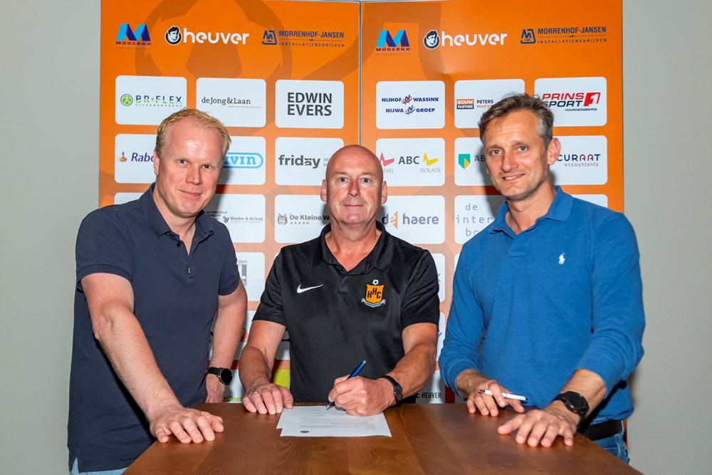Trainers selectieteams seizoen 2024 - 2025 tekenen contracten - HHC ...