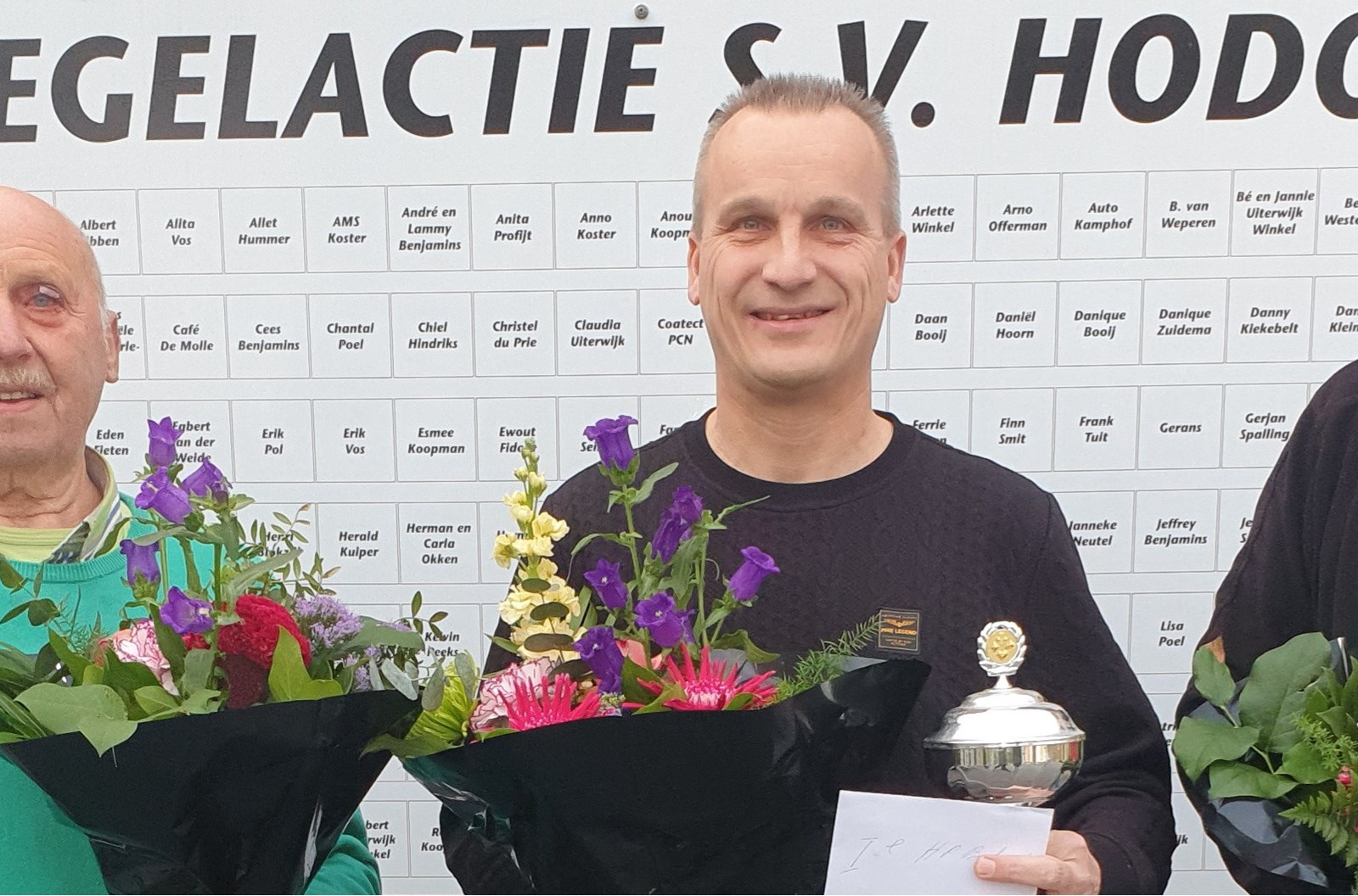 Robert Hummel grote winnaar klaverjassen om de Henke Piet bokaal - s.v ...