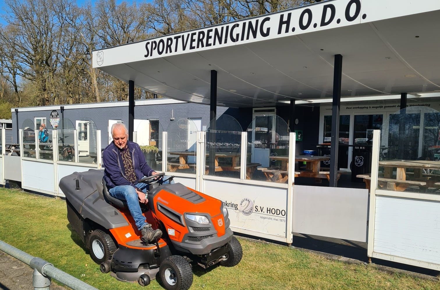 Nieuwe zitmaaier voor Voetbalvereniging HODO - s.v. HODO