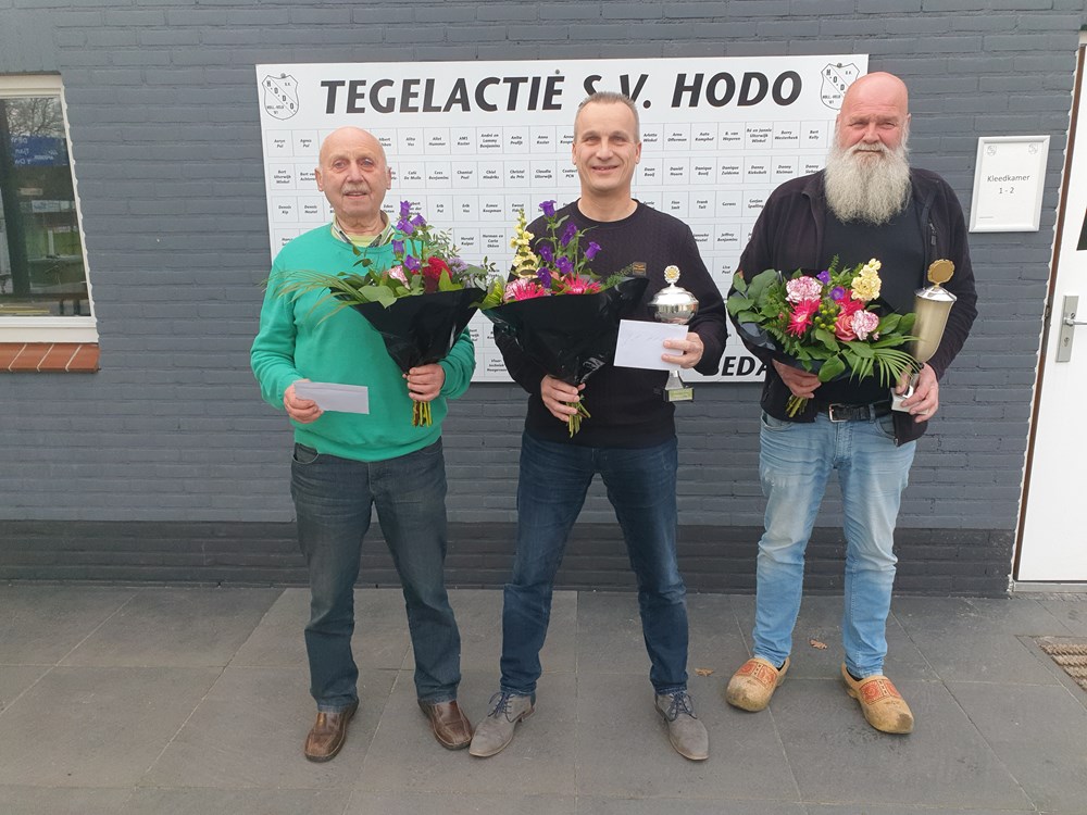 Robert Hummel grote winnaar klaverjassen om de Henke Piet bokaal - s.v ...