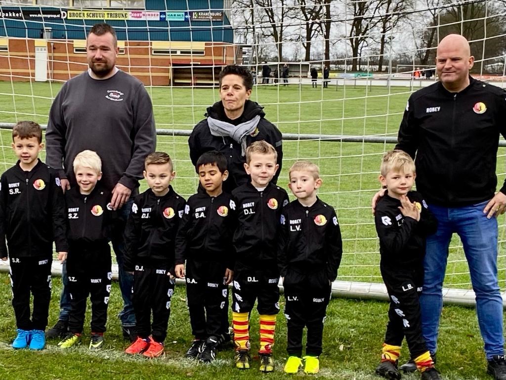 Timmerbedrijf Smit heeft de JO7-2 in nieuwe trainingspakken gestoken ...